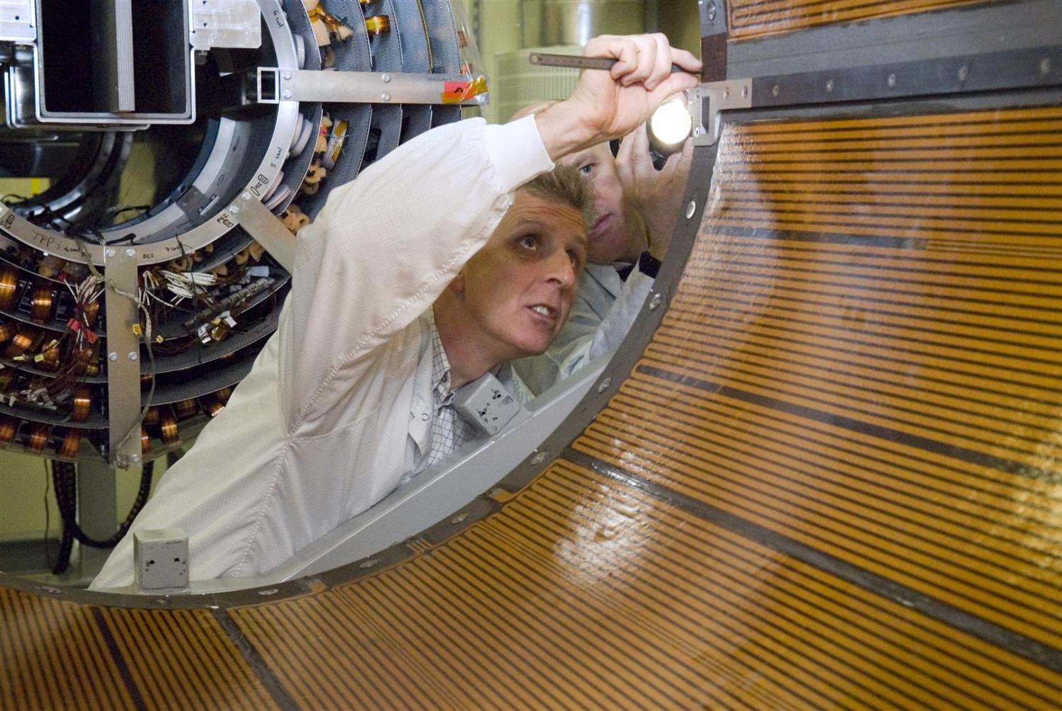 The SCT barrel inserted into the TRT | ATLAS Experiment at CERN